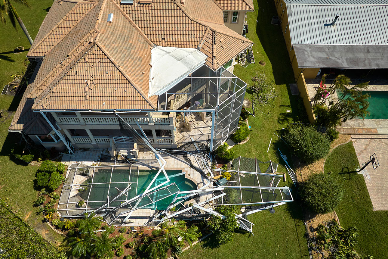 If My Tree Falls On A Neighbor's House, Responsabilities and What To Do?