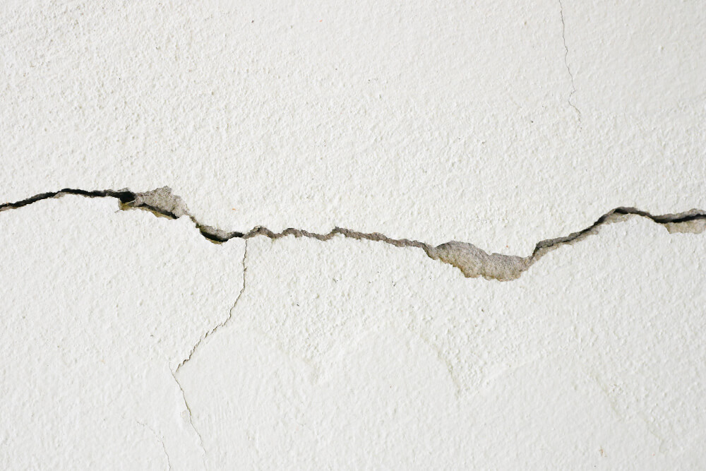 Why Are My Walls Cracking? How to Deal With the Problem?